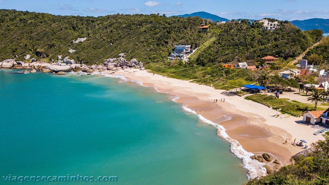 Praias de Bombinhas SC: 21 praias e dicas de trilhas - Viagens e Caminhos