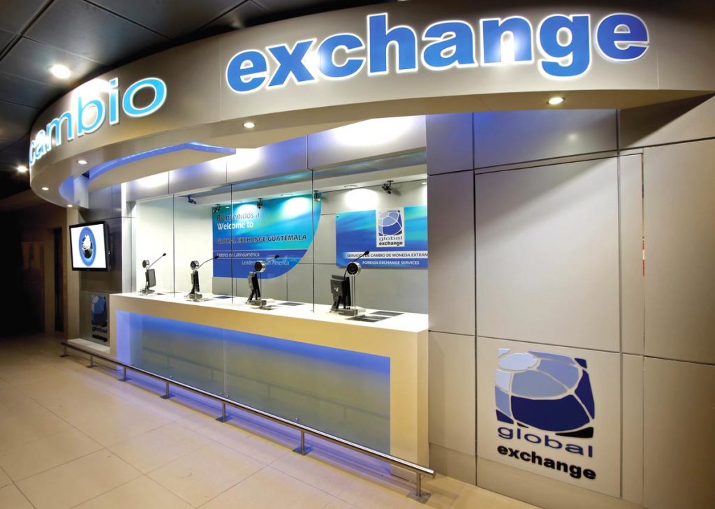 Viagem ao exterior, usar cartão ou trocar dinheiro - Viagens e Caminhos