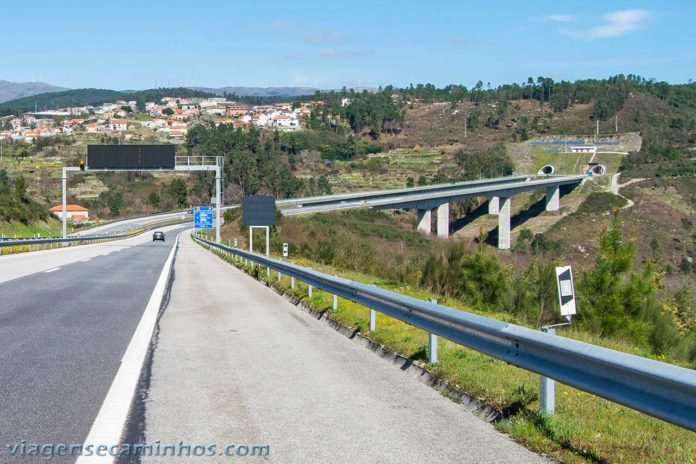 Como é dirigir em Portugal: Aluguel de carro em Lisboa - Viagens e Caminhos